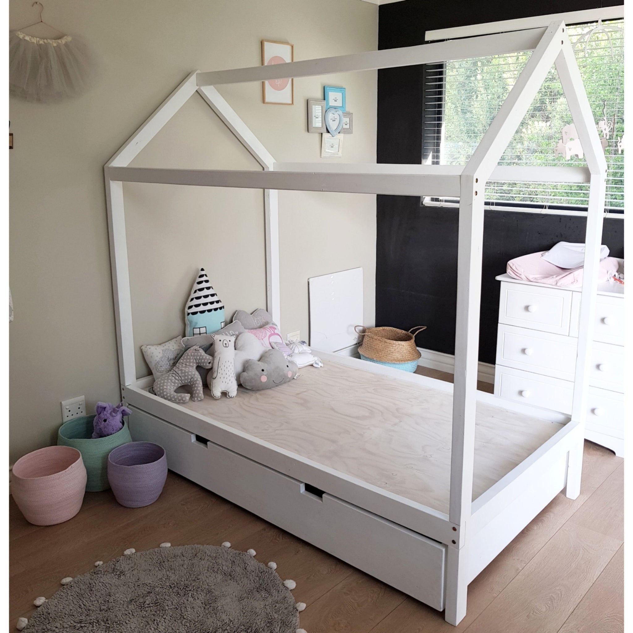 House Bed with legs – Young at H-art Interiors